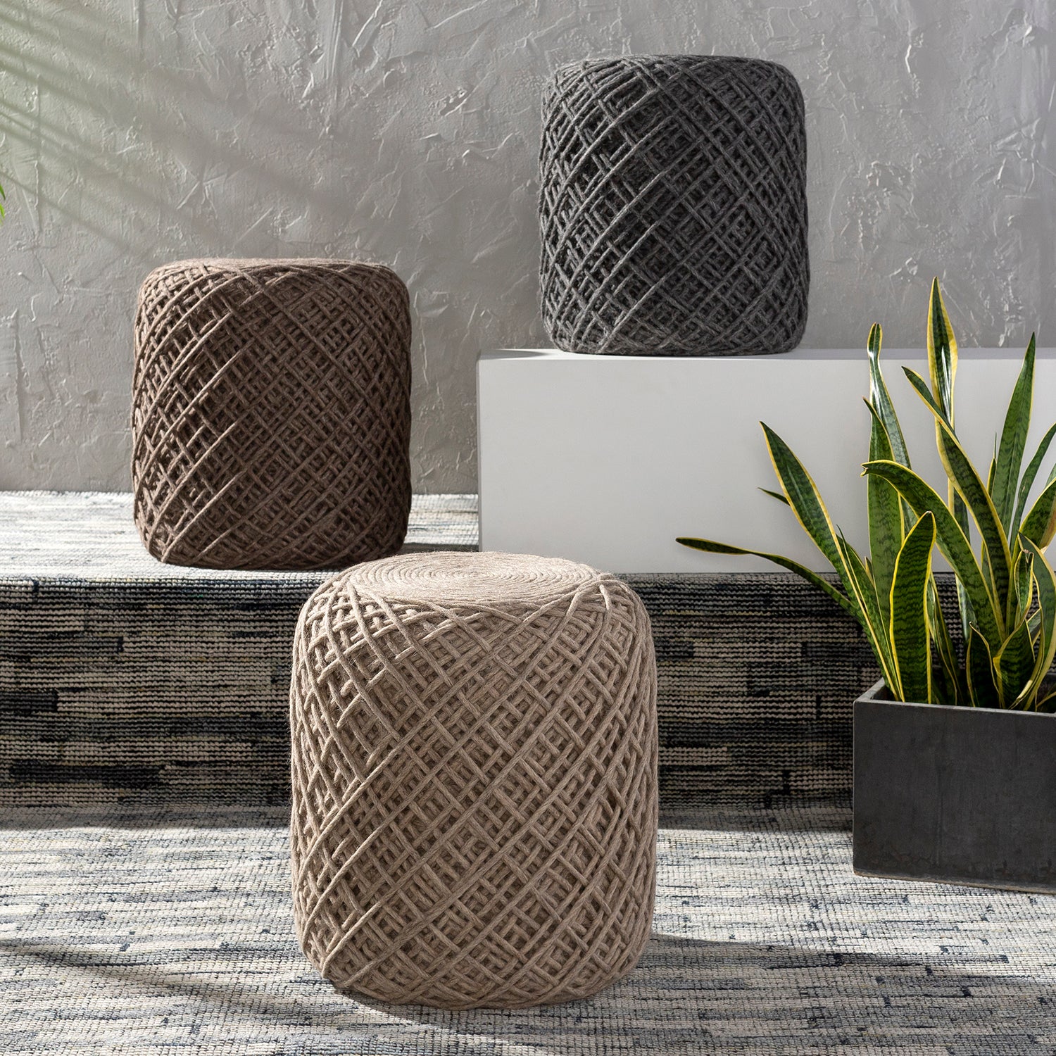 Ward Pouf